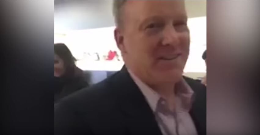Press Secretary Sean Spicer confronted at an Apple Store in viral video ...