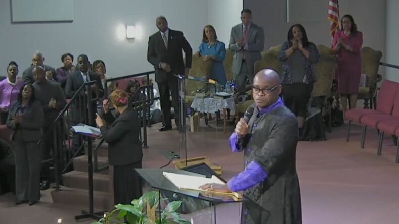 Watch Mike Pence get shamed in church by the minister for excusing ...