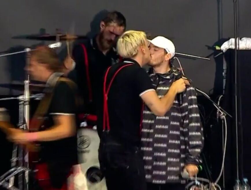 These straight boy musicians kissed... to protest Nazis - LGBTQ Nation