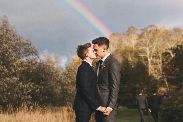 This gay couple got the perfect wedding picture & there's an incredible ...
