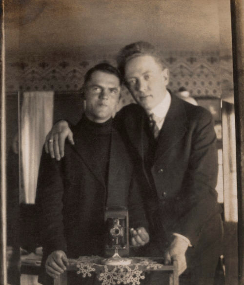 Historical photos of men in love: The first selfie of a gay couple is ...