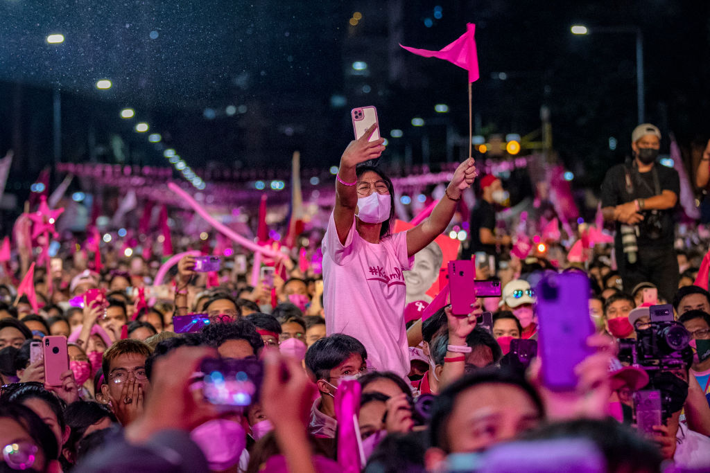Over 100k Filipinos sang Ariana Grande's "Break Free" in the streets to ...