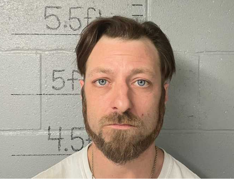 Dad threatened to "show up & kill somebody" if drag queens performed in ...