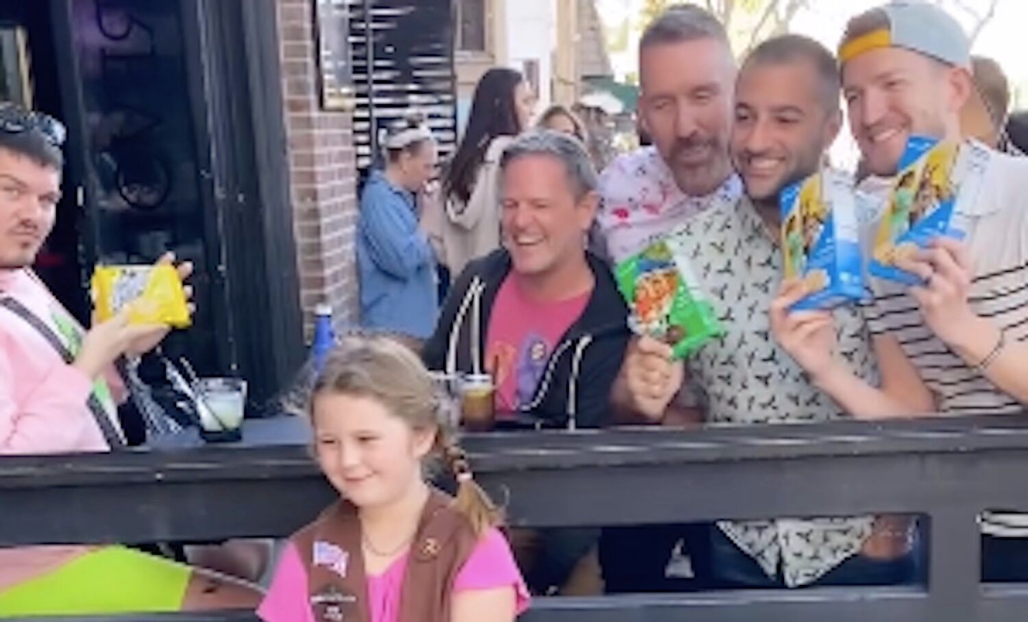 Drag queens & gay bar patrons help Girl Scout sell all her cookies in ...