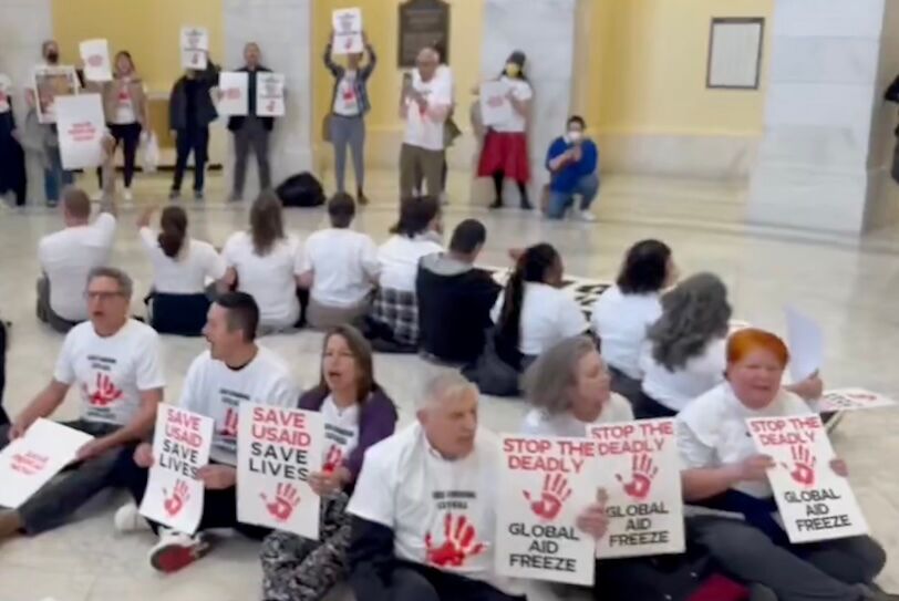 21 HIV activists & fired federal workers arrested at "die-in" protest ...